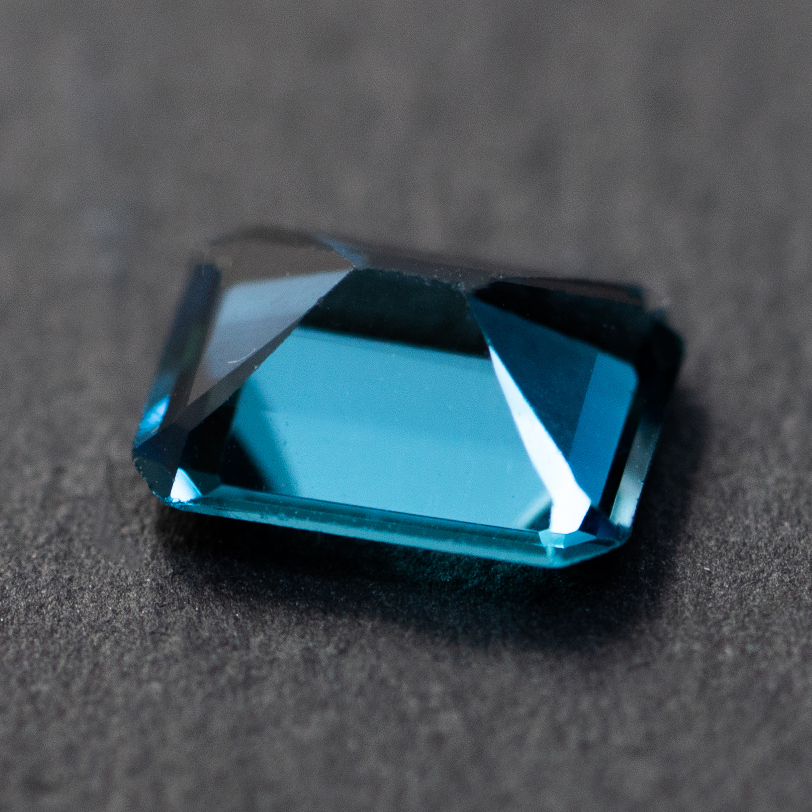 Topaze bleue 2,50 Carats - Brésil Octogonale - Gemmius | Achat et vente ...